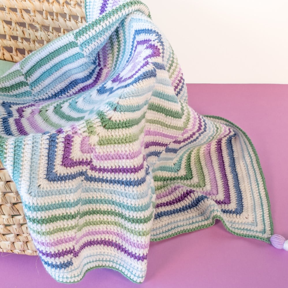 Haakpatroon Yarn and Colors Amazing Staggered Stripes Blanket - Wolplein.nl