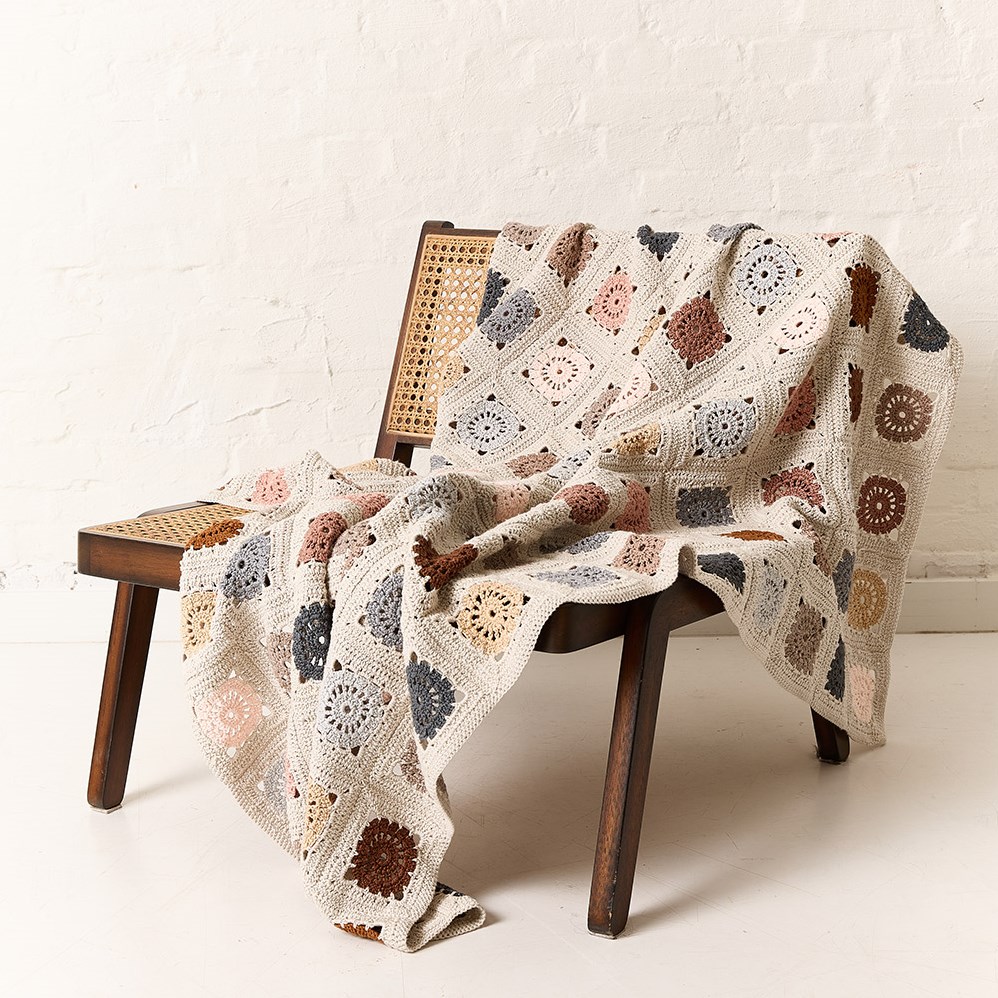 Knipmode - Hip to be Square Blanket haakpakket | Yarn and Colors
