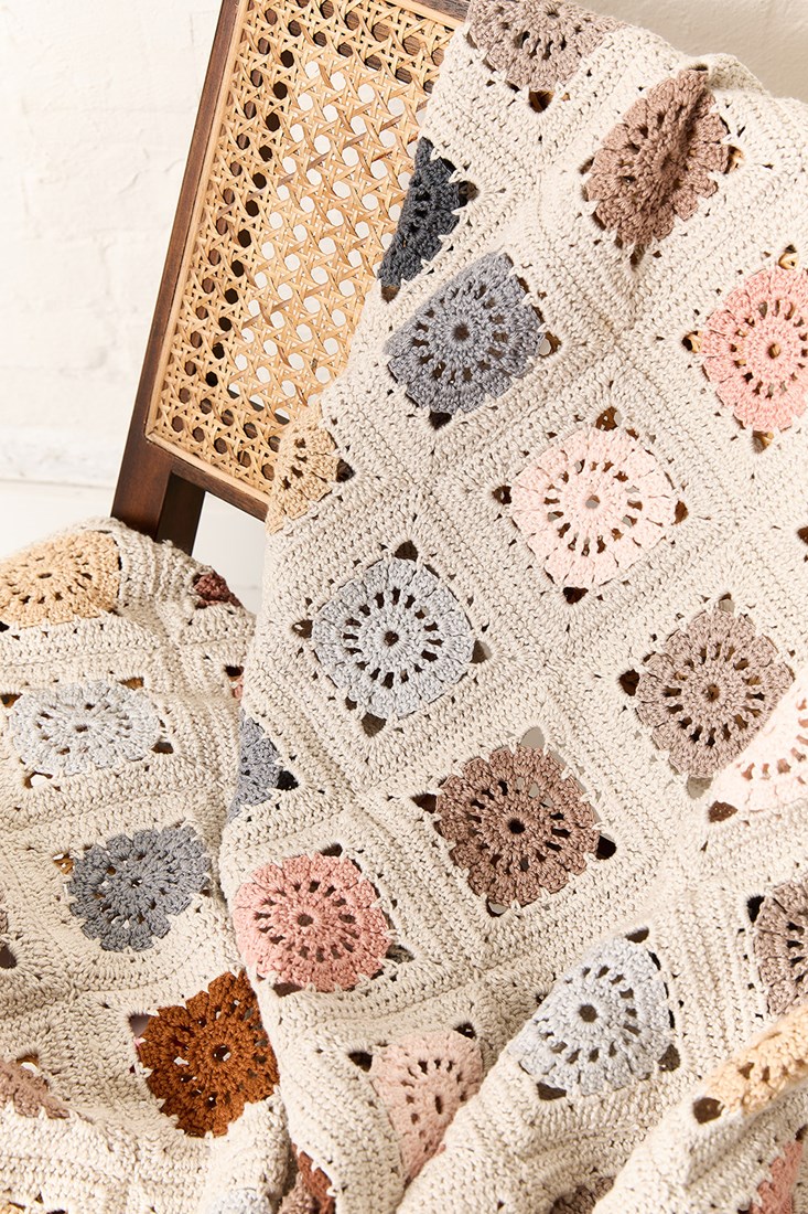 Knipmode - Hip to be Square Blanket haakpakket | Yarn and Colors